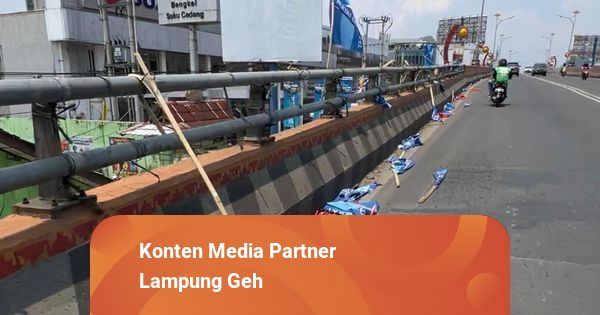 Massa Aksi Rusak Bendera Partai di Flyover MBK, Bandar Lampung ... Massa Aksi Rusak Bendera Partai di Flyover MBK, Bandar Lampung ...
